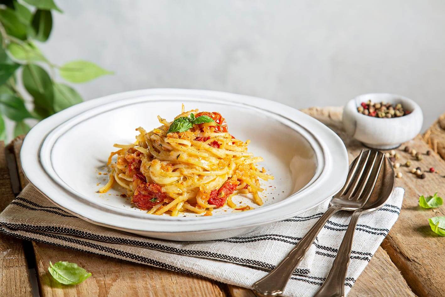 Roasted tomato linguini with mozzarella and basil | Gallo