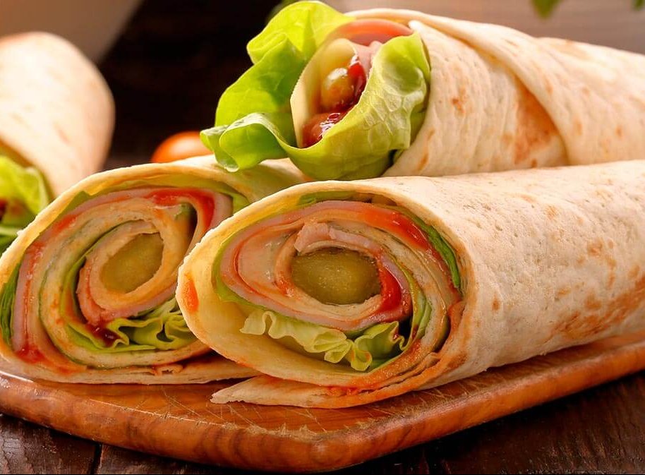 Wrap mixto servido con espinaca y zanahoria cruda | Gallo