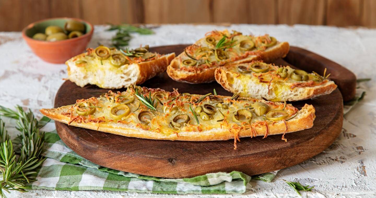 Open toast with cheese and olives | Gallo