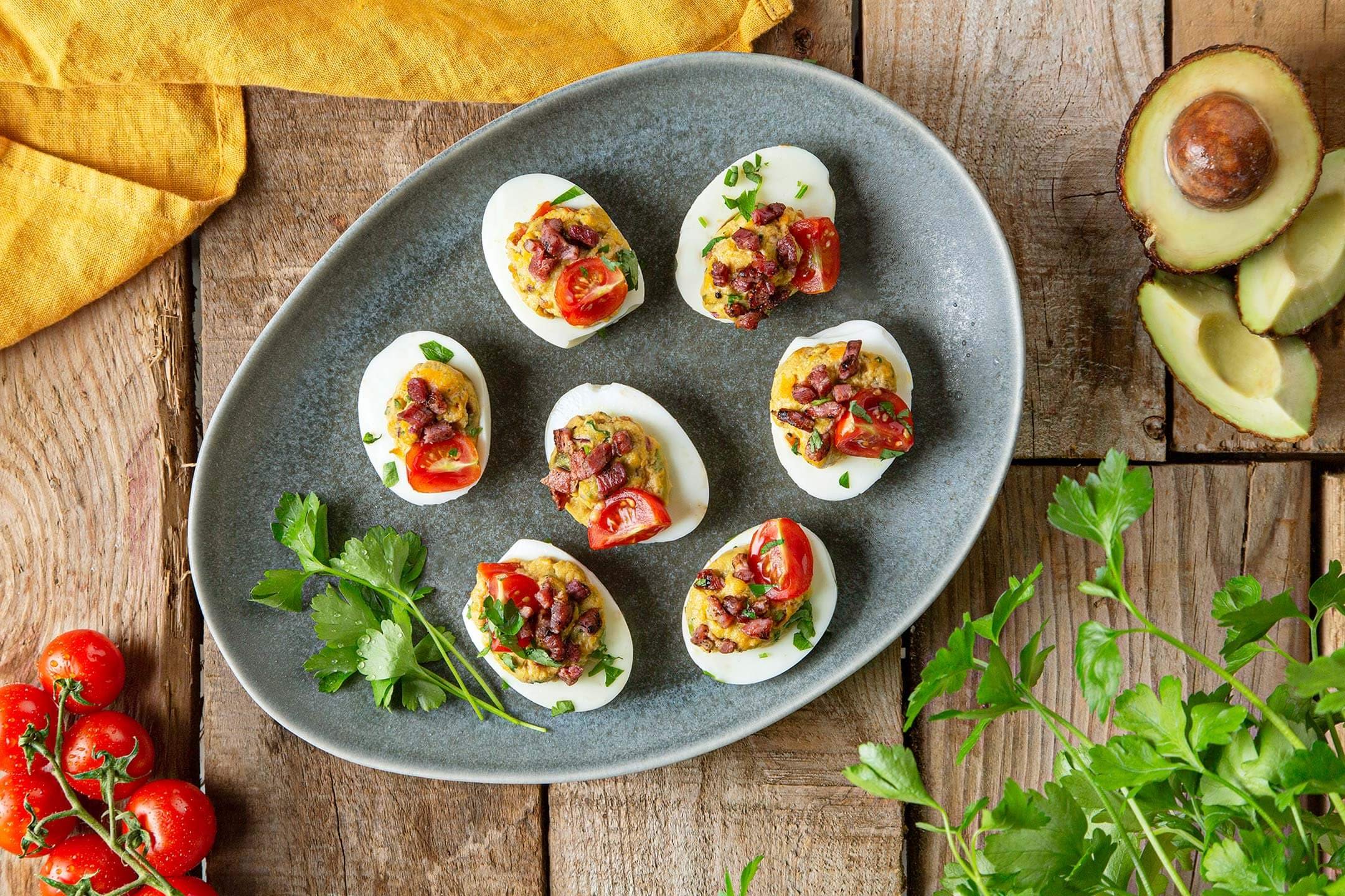 Ovos recheados com guacamole e bacon | Gallo