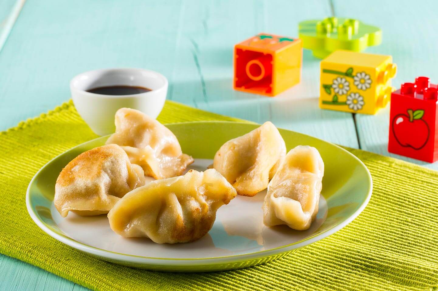 Pequeño wonton relleno de carne y zanahoria | Gallo